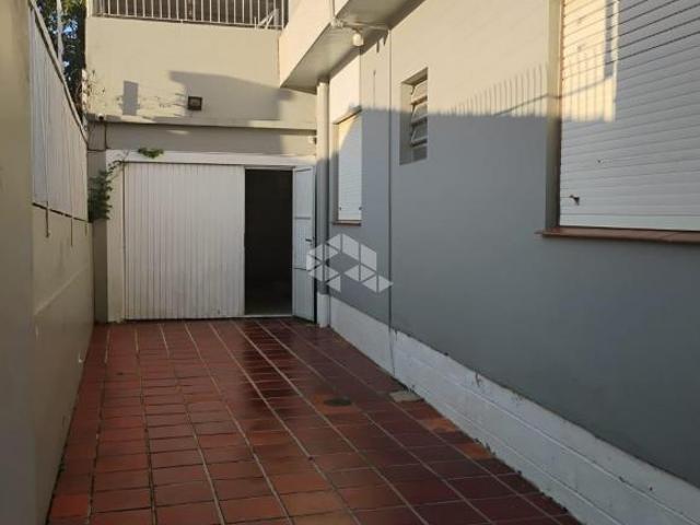Casa com 4 dormitórios e 3 vagas, bairro Menino Deus