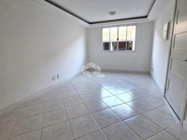 Casa com 4 dormitórios e 2 vagas de garagem, no bairro Humaitá, em Porto Alegre
