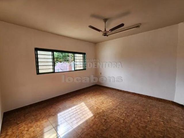 Casa com 4 dormitórios e 2 vagas de garagem no bairro Jardim Roseiral