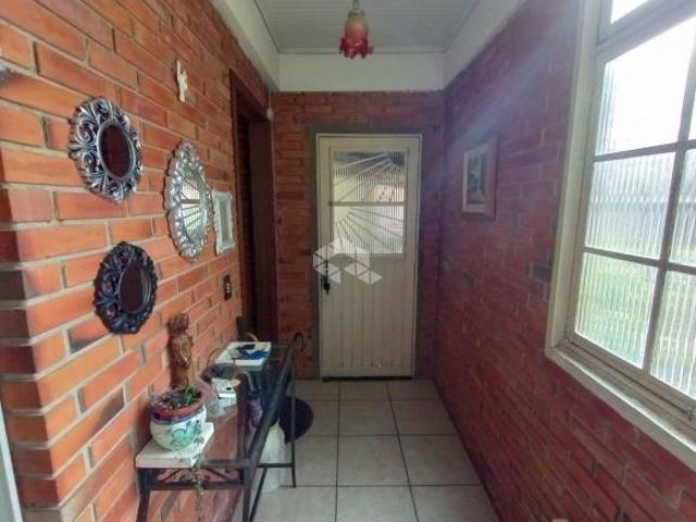 Casa com 4 dormitórios e 4 vagas, amplo pátio, no Bairro Sarandi