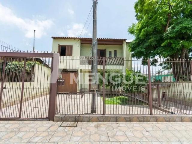 Casa com 4 dormitórios e 4 vagas de garagem, à venda no bairro Sarandi em Porto Alegre com 250m² por