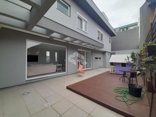 Casa com 4 dormitórios e 4 vagas na Cidade Nova em Canoas