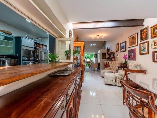 Casa com 4 dormitorios e amplo pátio com piscina no Bairro Vila Assunção, próximo da Orla