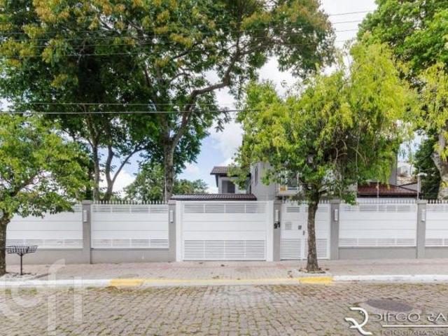 Casa com 4 dormitórios e garagem para 10