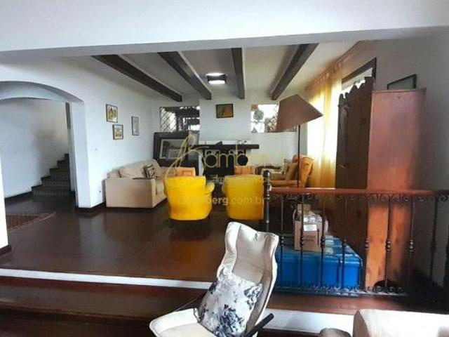 Casa com 4 dormitórios e muito jardim na Chácara Monte Alegre!