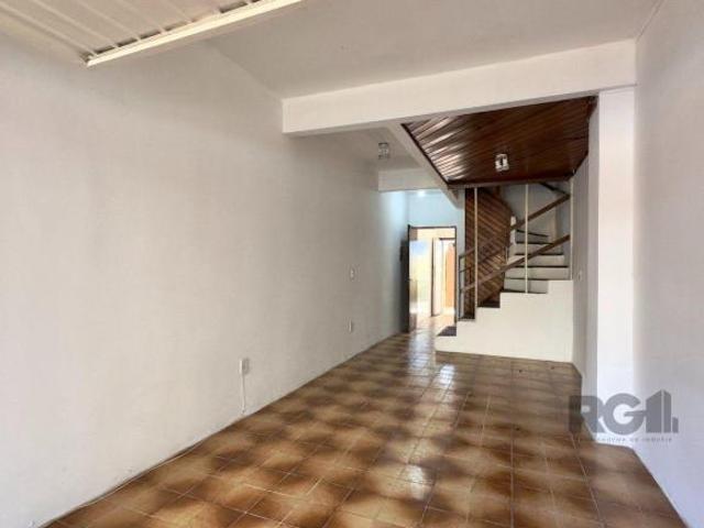 CASA COM 4 DORMITÓRIOS E PÁTIO COM CHURRASQUEIRA NO CENTRO HISTÓRICO