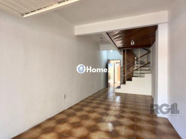 CASA COM 4 DORMITÓRIOS E PÁTIO COM CHURRASQUEIRA NO CENTRO HISTÓRICO