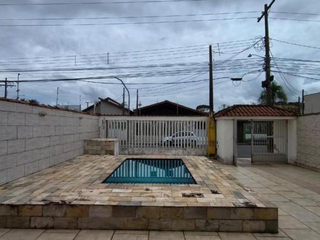 CASA COM 4 DORMITÓRIOS E PISCINA A 100 METROS DO MAR