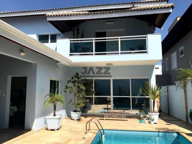 Casa com 4 Dormitórios e Piscina em Bairro Nobre