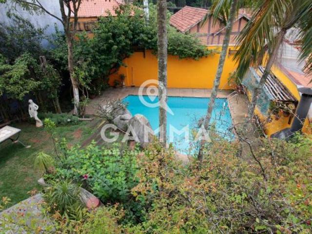 Casa com 4 dormitórios e piscina no Pacaembu em rua tranquila e arborizada