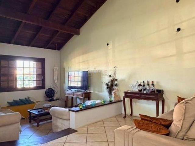 Casa com 4 dormitórios e uma edícula com 2 dormitórios, com piscina, localizada