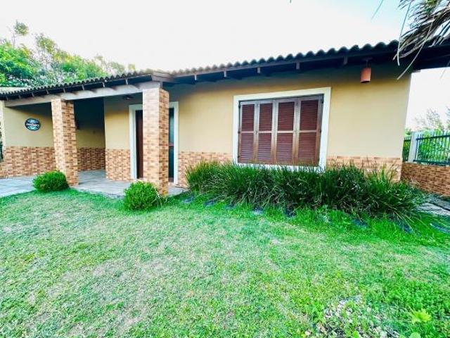 Casa com 4 dormitórios em Atlântida Sul