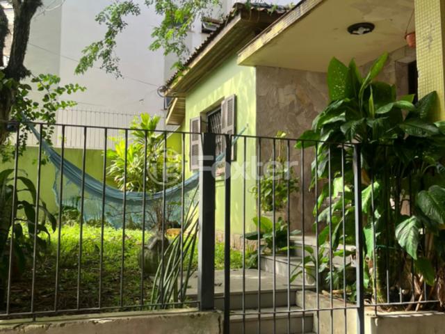 Casa com 4 dormitórios em Canoas