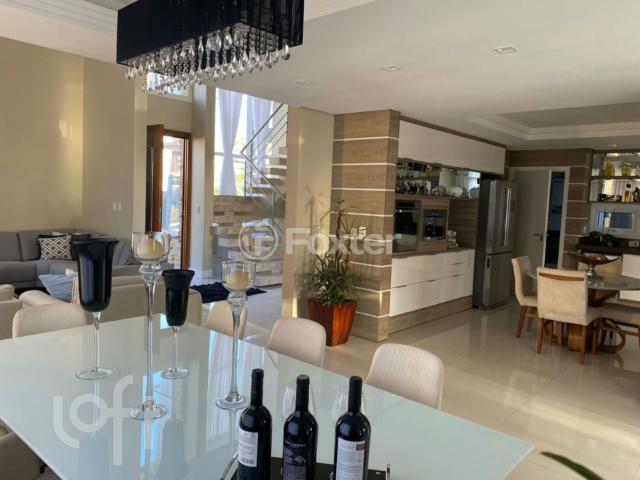 Casa com 4 dormitórios em Canoas