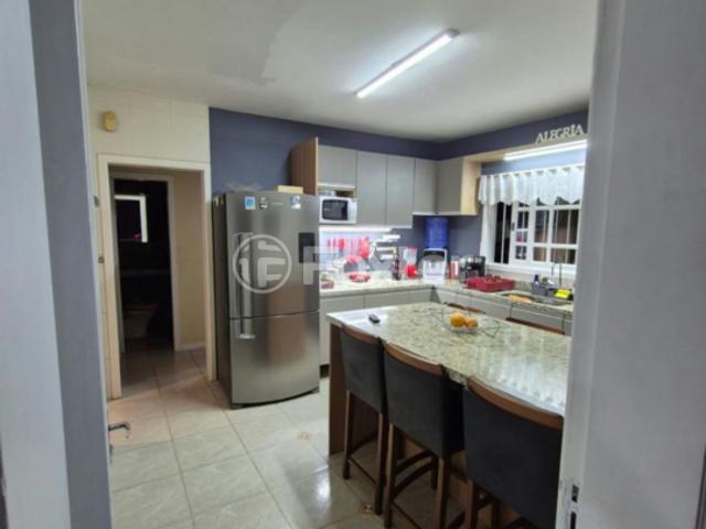 Casa com 4 dormitórios em Canoas