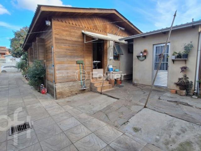Casa com 4 dormitórios em Canoas