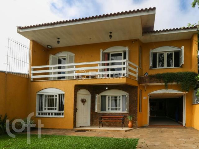 Casa com 4 dormitórios em Canoas