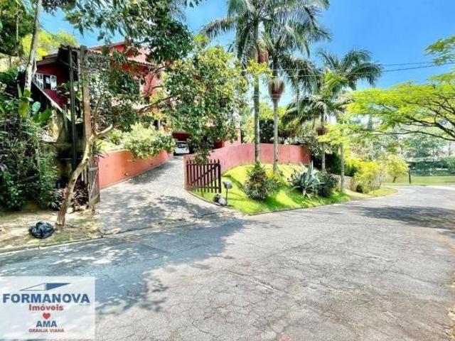 Casa com 4 quartos sendo 2 suítes em condomínio fechado na Granja Viana