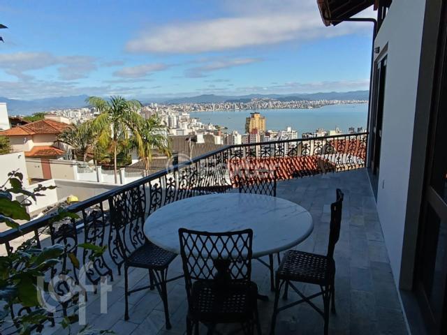 Casa com 4 dormitórios em Florianópolis