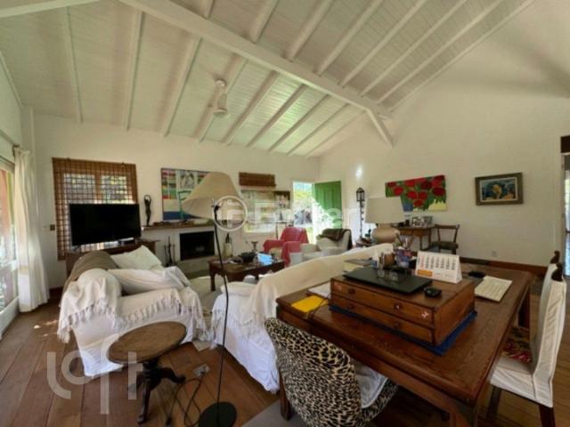 Casa com 4 dormitórios em Florianópolis