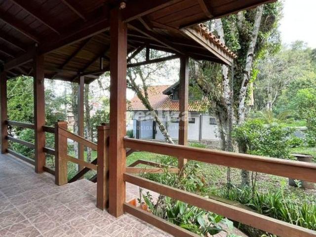 CASA COM 4 DORMITÓRIOS EM GRAMADO