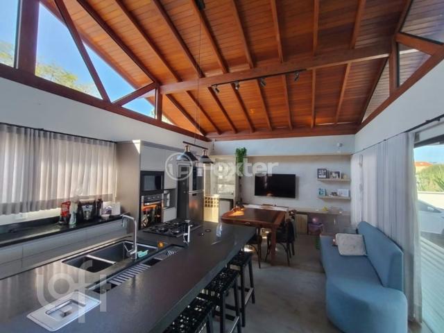 Casa com 4 dormitórios em Palhoça