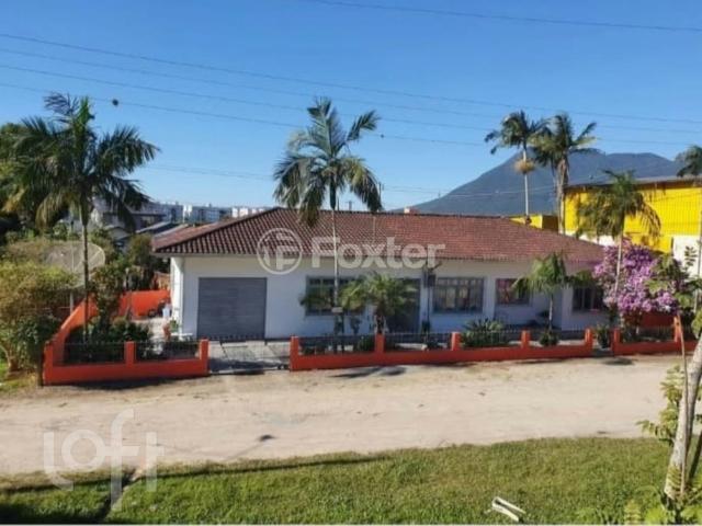 Casa com 4 dormitórios em Palhoça