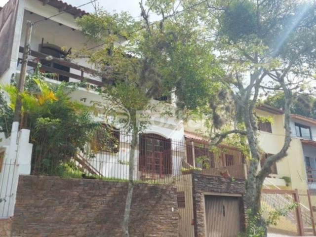 Casa com 4 dormitórios em Porto Alegre