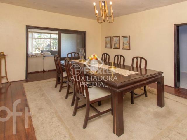 Casa com 4 dormitórios em Porto Alegre