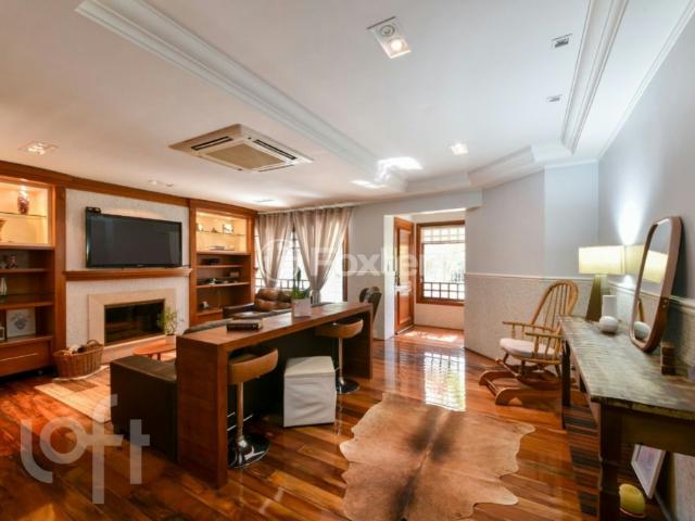 Casa com 4 dormitórios em Porto Alegre