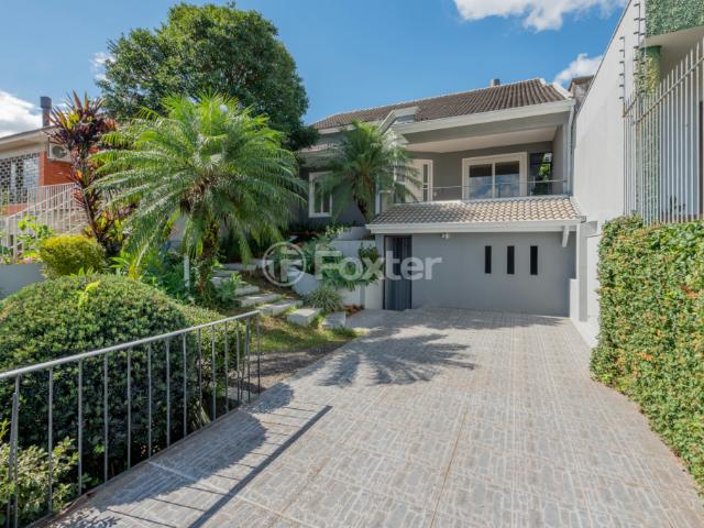 Casa com 4 dormitórios em Porto Alegre