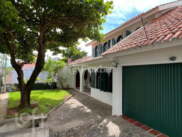 Casa com 4 dormitórios em Porto Alegre