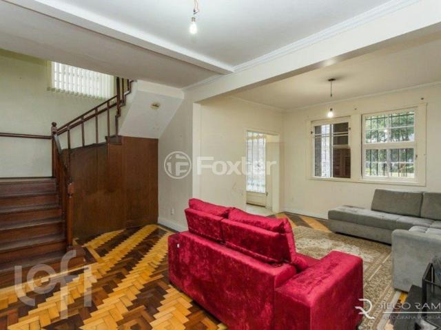Casa com 4 dormitórios em Porto Alegre