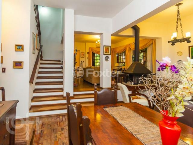 Casa com 4 dormitórios em Porto Alegre