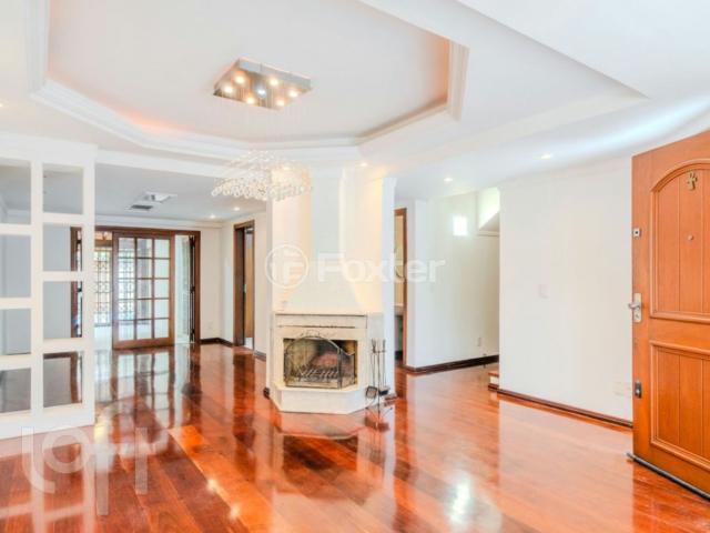 Casa com 4 dormitórios em Porto Alegre