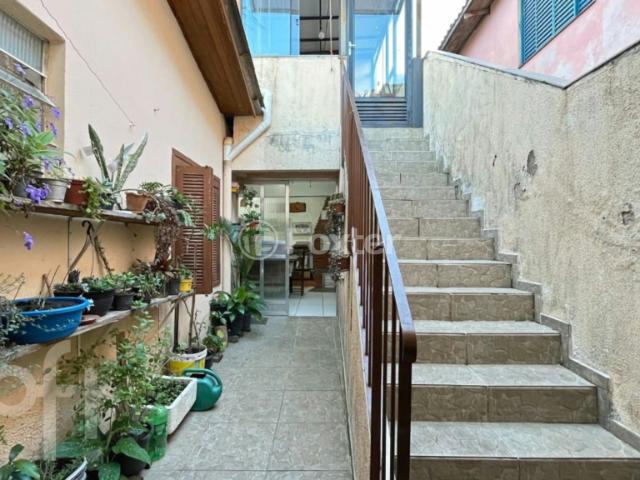 Casa com 4 dormitórios em Porto Alegre