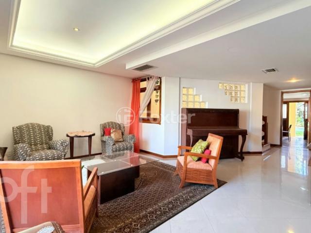 Casa com 4 dormitórios em Porto Alegre