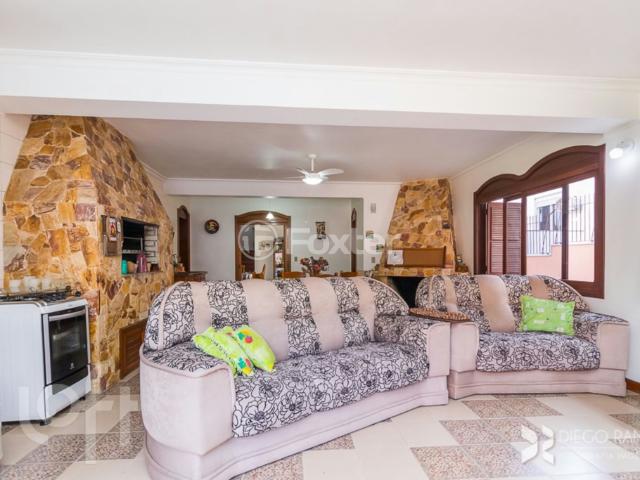 Casa com 4 dormitórios em Porto Alegre