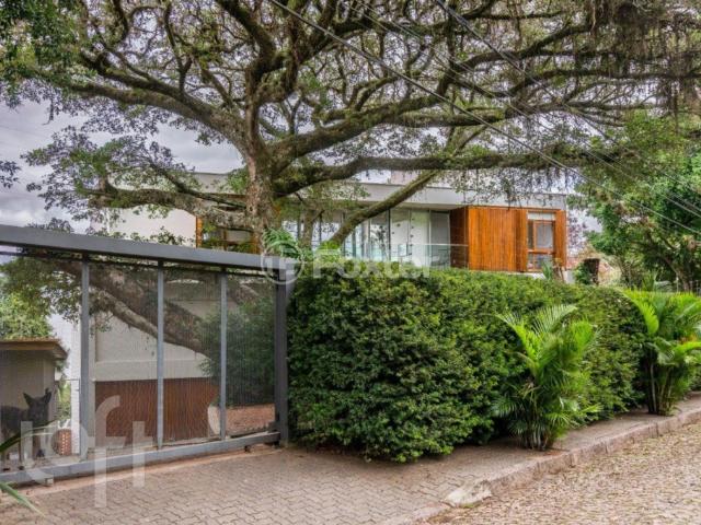 Casa com 4 dormitórios em Porto Alegre