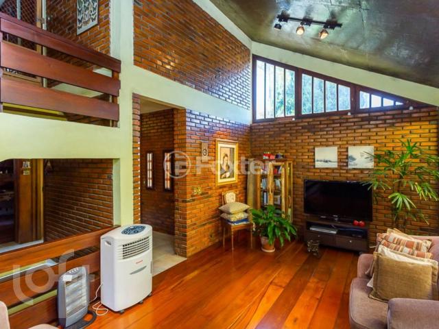 Casa com 4 dormitórios em Porto Alegre