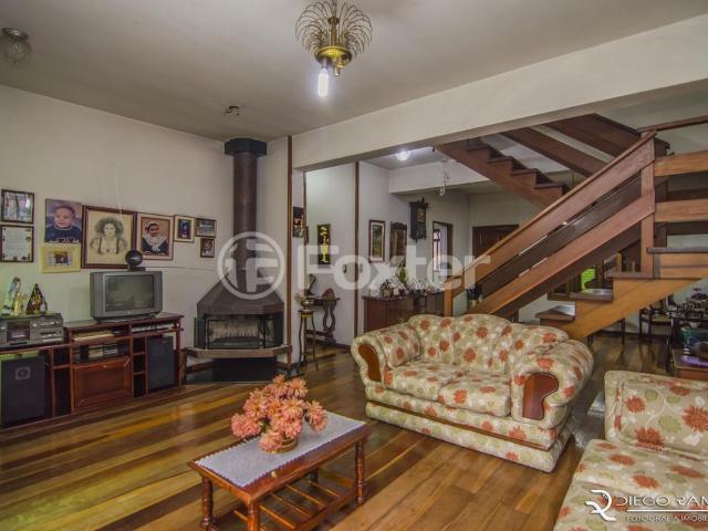 Casa com 4 dormitórios em Porto Alegre