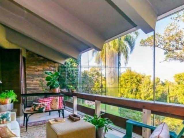 Casa com 4 dormitórios em Porto Alegre