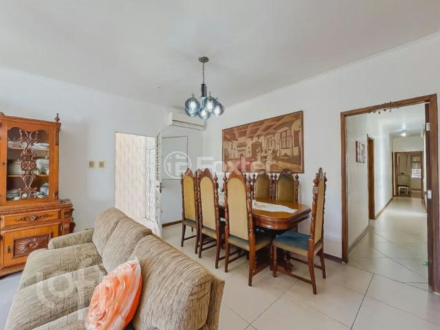 Casa com 4 dormitórios em Porto Alegre