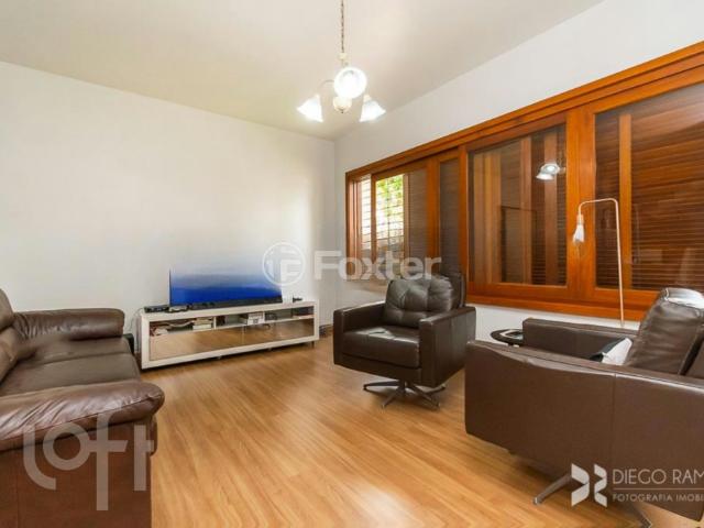 Casa com 4 dormitórios em Porto Alegre
