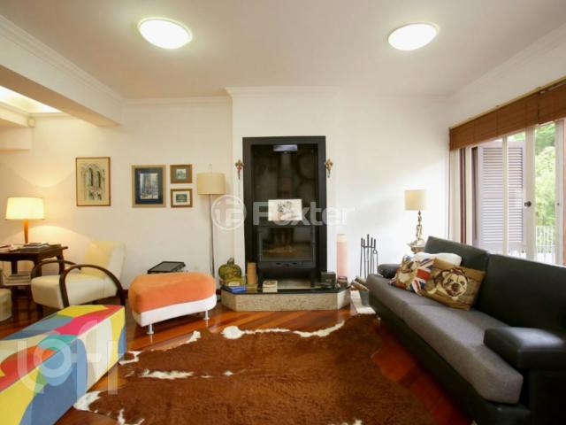 Casa com 4 dormitórios em Porto Alegre