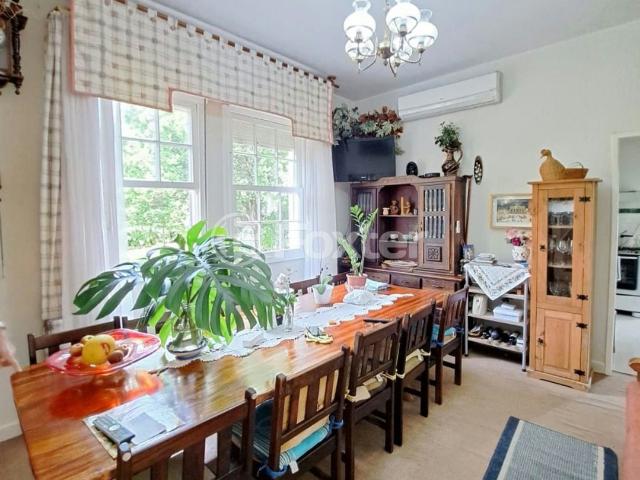 Casa com 4 dormitórios em Porto Alegre