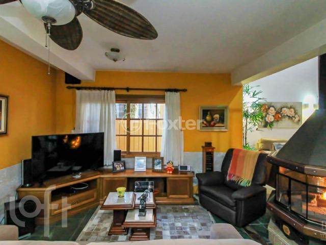 Casa com 4 dormitórios em Porto Alegre