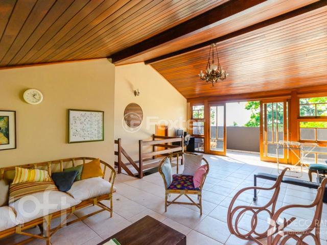 Casa com 4 dormitórios em Porto Alegre
