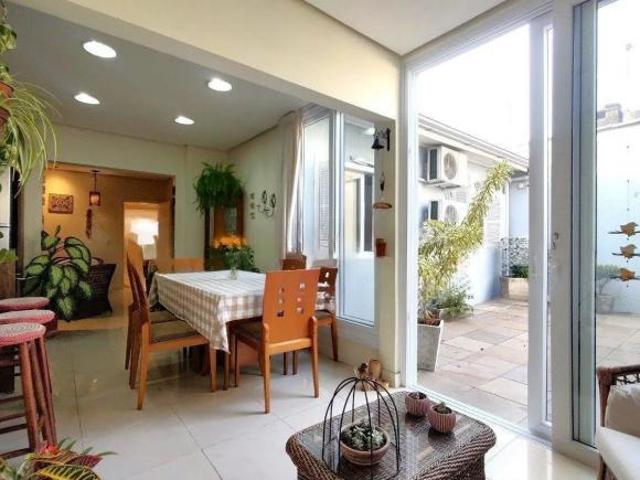 Casa com 4 dormitórios, espaço gourmet e terraço na Zona Norte de Porto Alegre