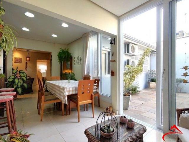 Casa com 4 dormitórios, espaço gourmet e terraço na Zona Norte de Porto Alegre
